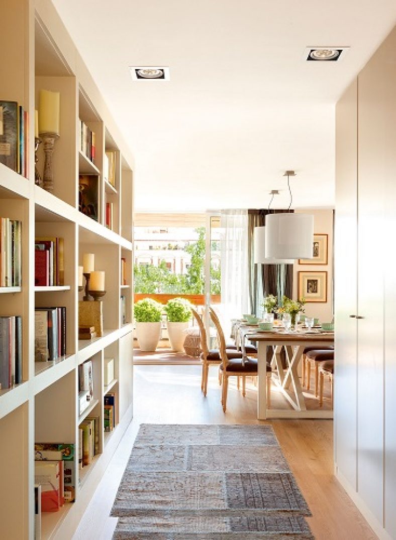Un salón con librería para un toque chic y moderno