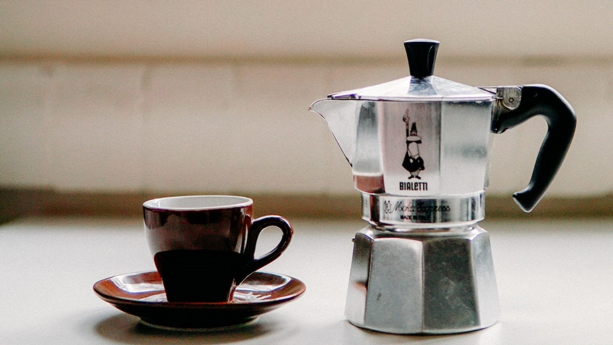 Tapa abierta en la cafetera italiana: la mejor opción